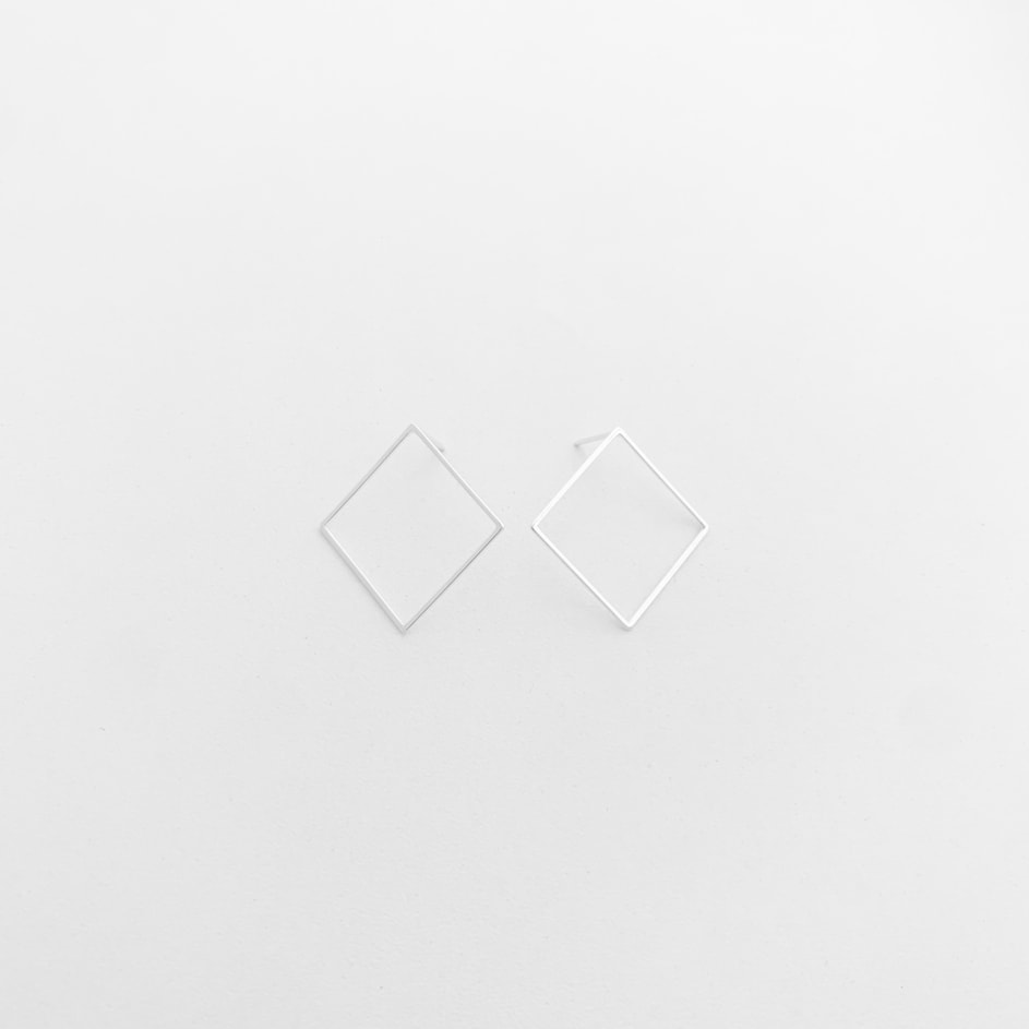 Brinco de Losango Vazado | La Plata Joias