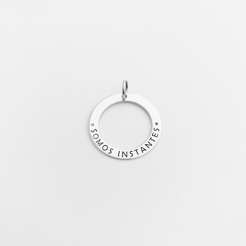 Pingente Vazado "Somos Instantes" | La Plata Joias